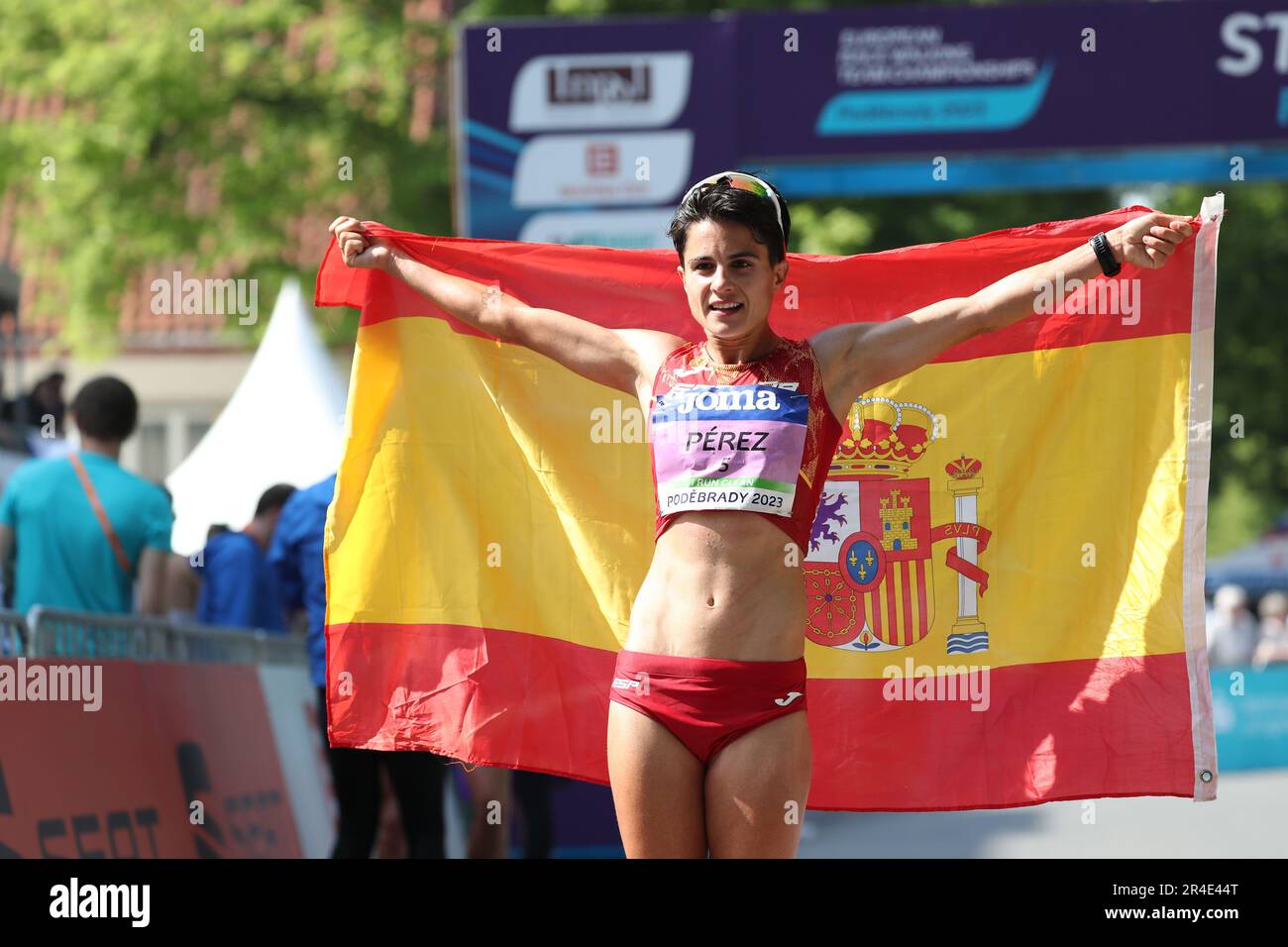 María PÉREZ celebrating after breaking the World Record in the 35km ...