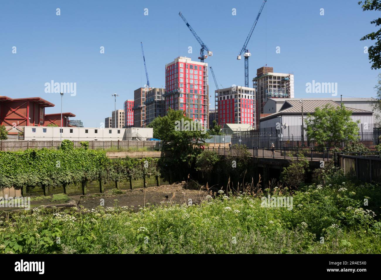 McAleer & Rushe apartment buildings under construction on Smugglers Way ...