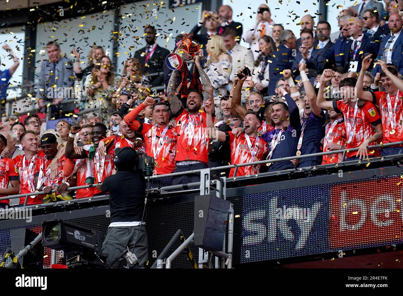 Luton towns sonny bradley hi-res stock photography and images - Alamy