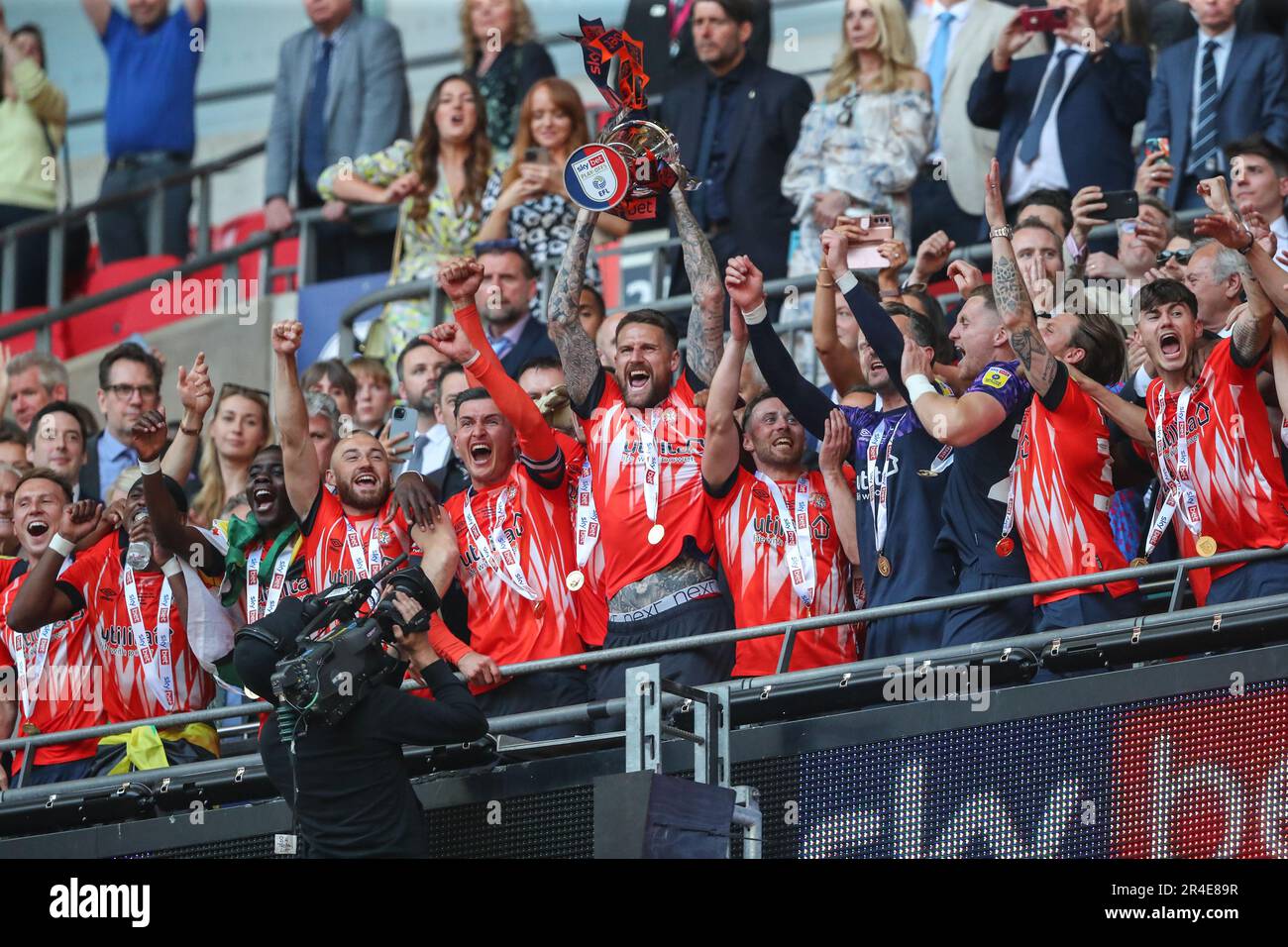 Luton Town celebrate their win and promotion to the Premier League ...