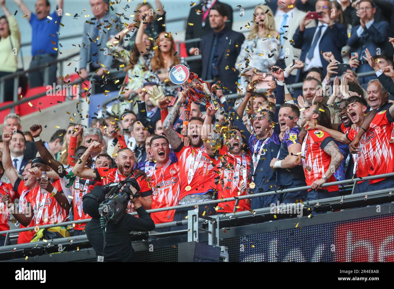 Luton Town celebrate their win and promotion to the Premier League ...