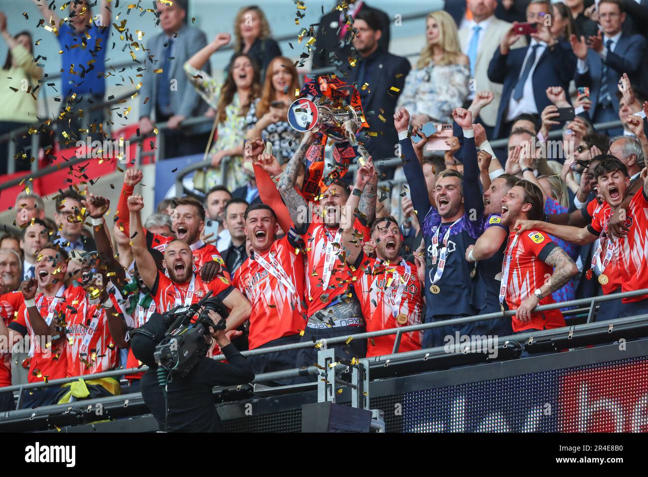 Luton Town celebrate their win and promotion to the Premier League ...