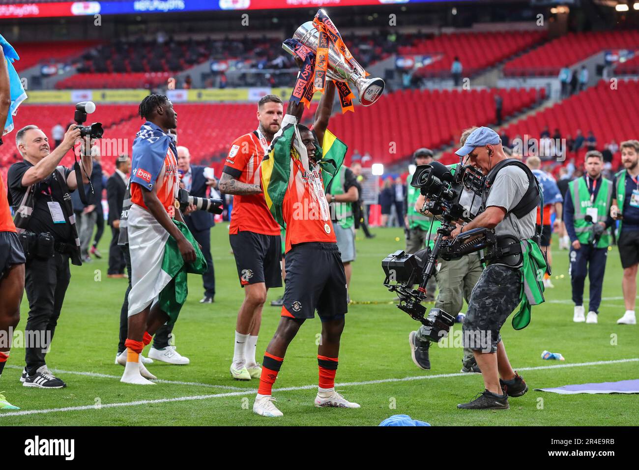 Luton Town celebrate their win and promotion to the Premier League ...