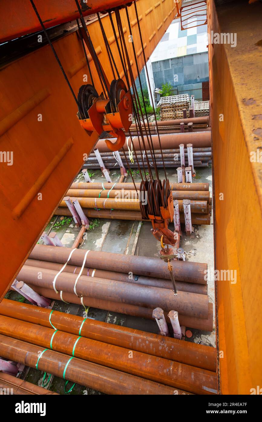 Crane lifting pipes hi-res stock photography and images - Alamy