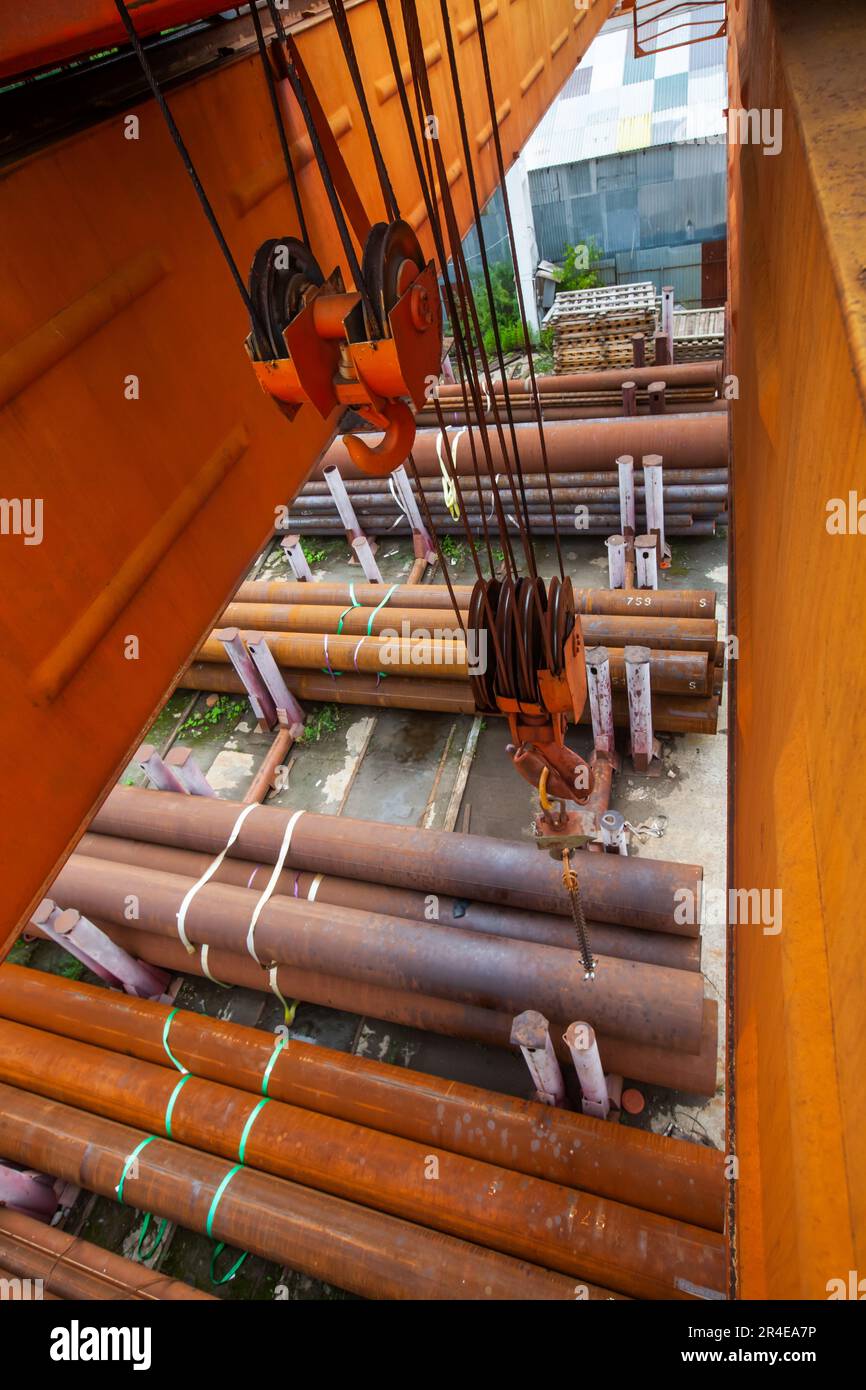 Crane lifting pipes hi-res stock photography and images - Alamy
