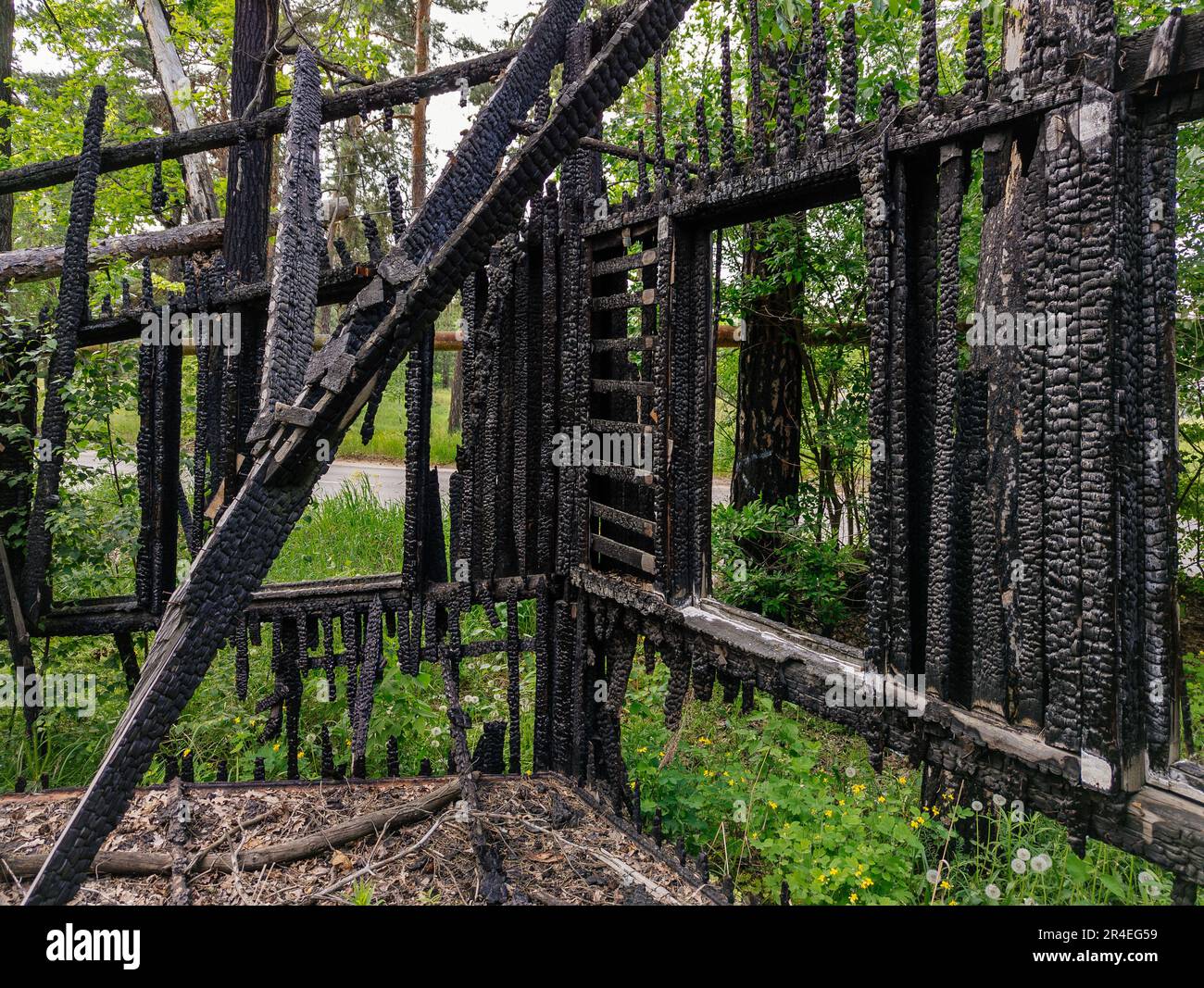 Consequences of fire. Completely burnt wooden house Stock Photo - Alamy