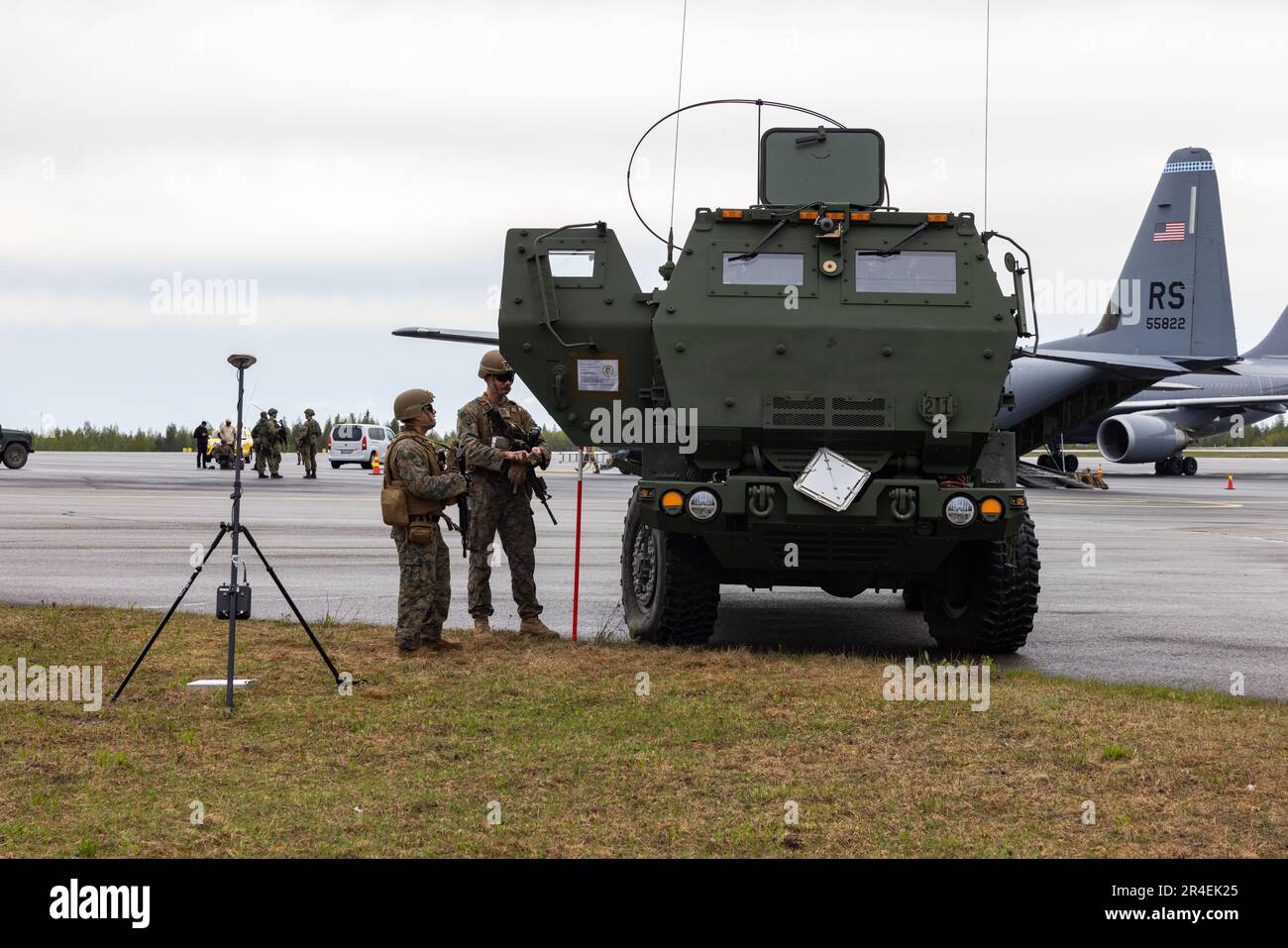 U.S. Marines with Hotel Battery, 2nd Battalion, 10th Marines, 2d Marine ...