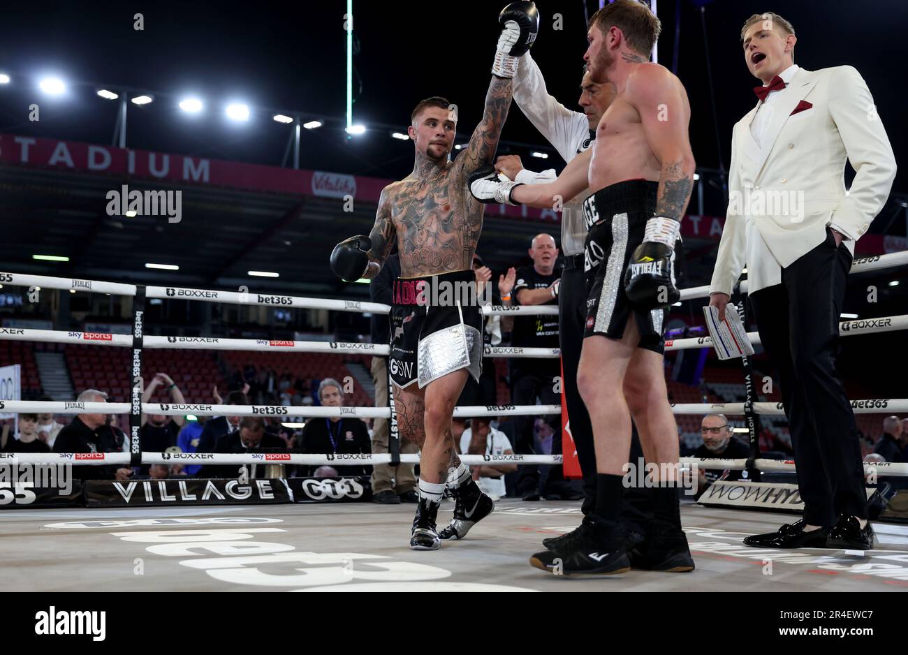 Mace Ruegg celebrates victory against Dean Dodge in the Lightweight ...