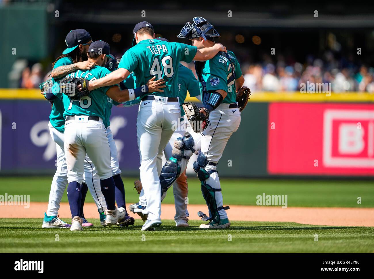 Seattle Mariners relief pitcher Justin Topa does a dance with the rest ...