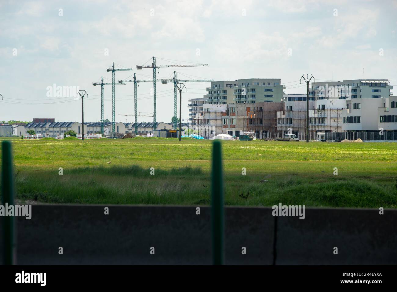 Voluntari, Romania - Mai 24, 2023: Construction cranes can be seen at ...
