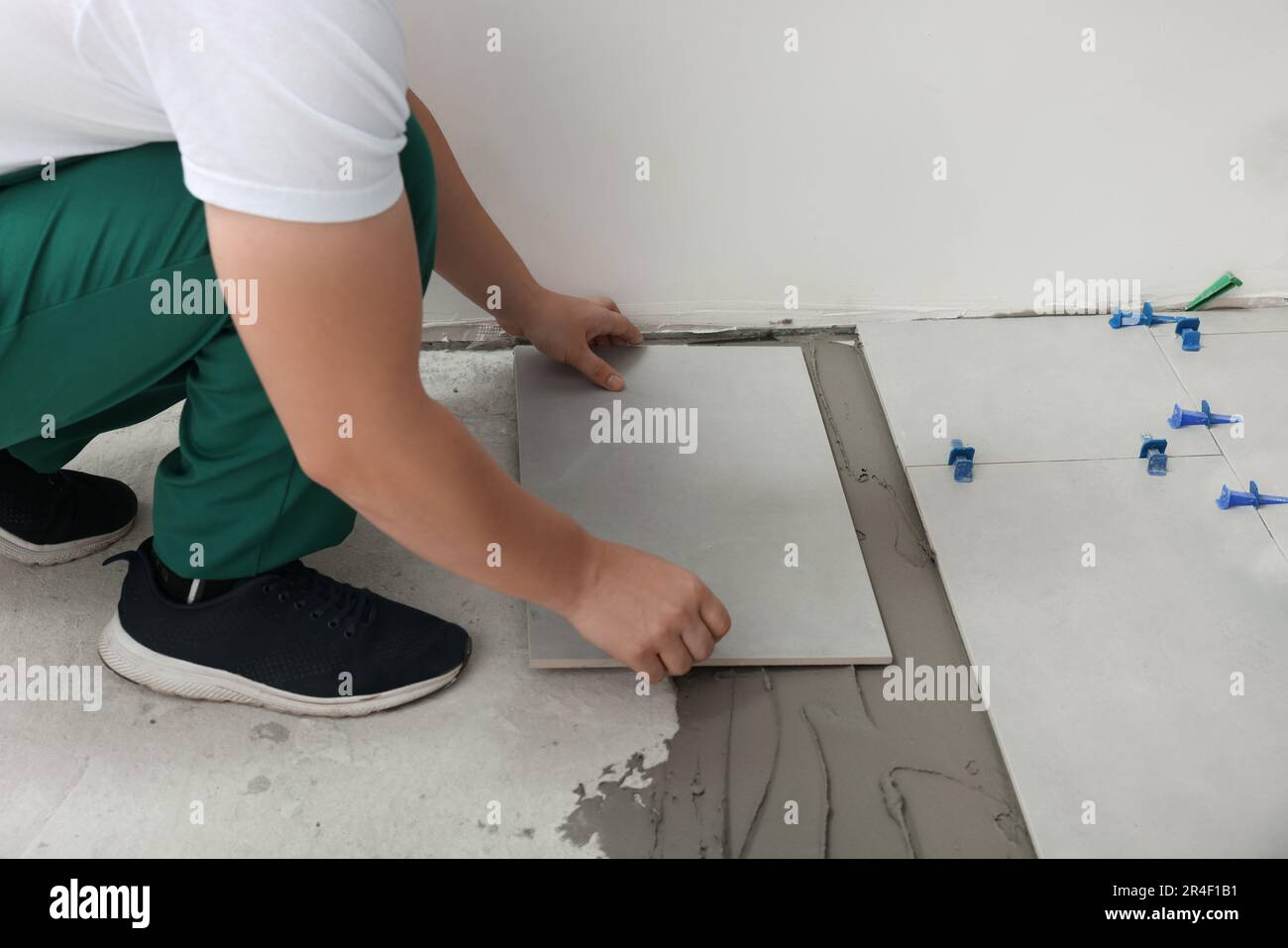 Installing ceramic floor tile hi-res stock photography and images - Alamy
