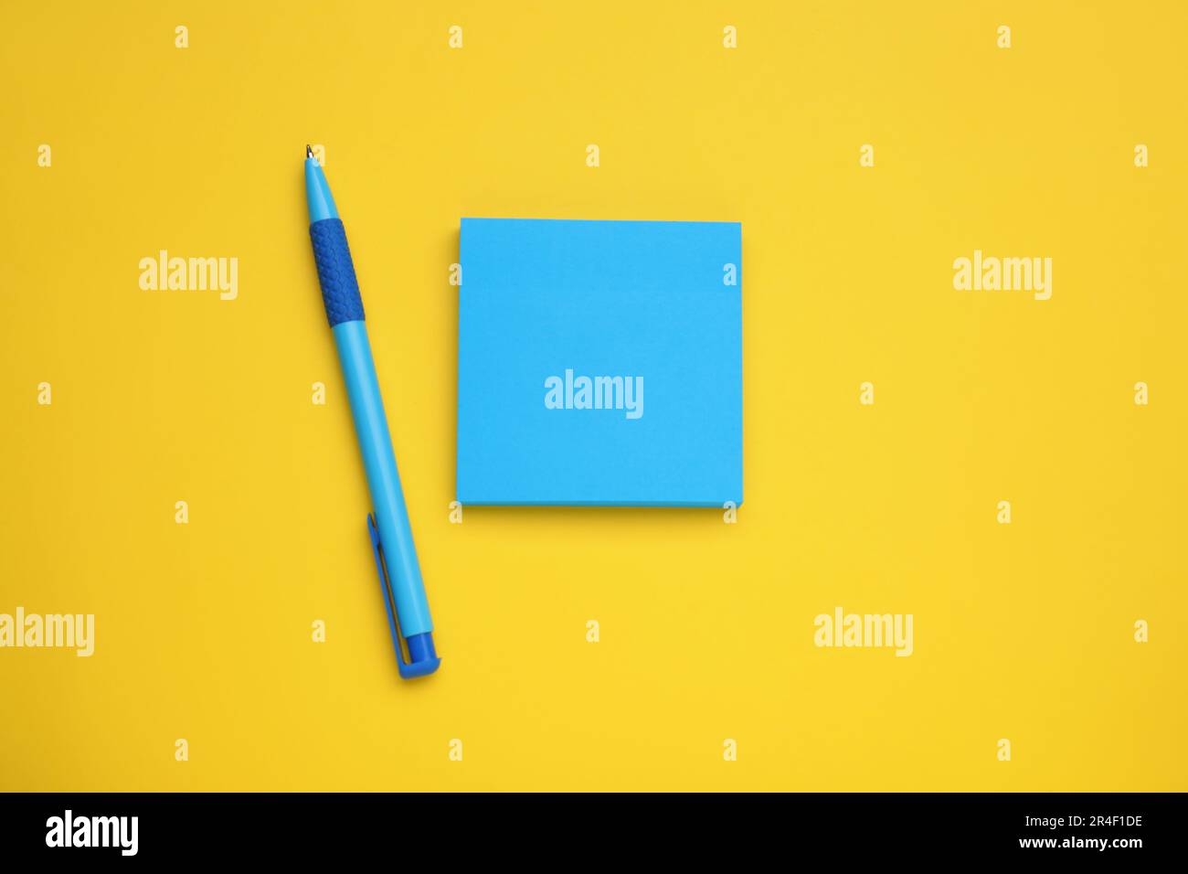 Paper notes and pen on yellow background, flat lay Stock Photo - Alamy