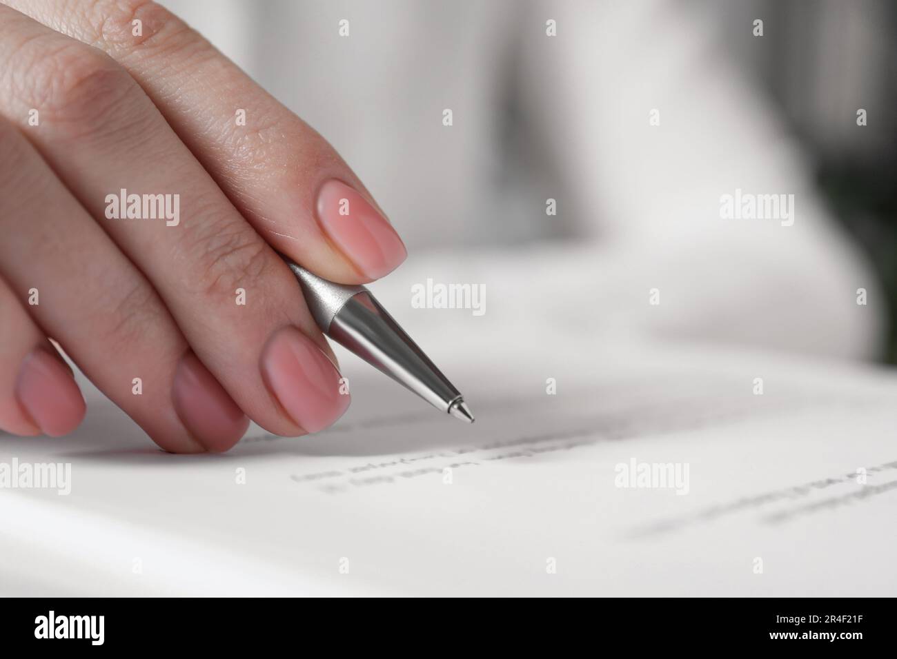 Female customer signing document hi-res stock photography and images ...