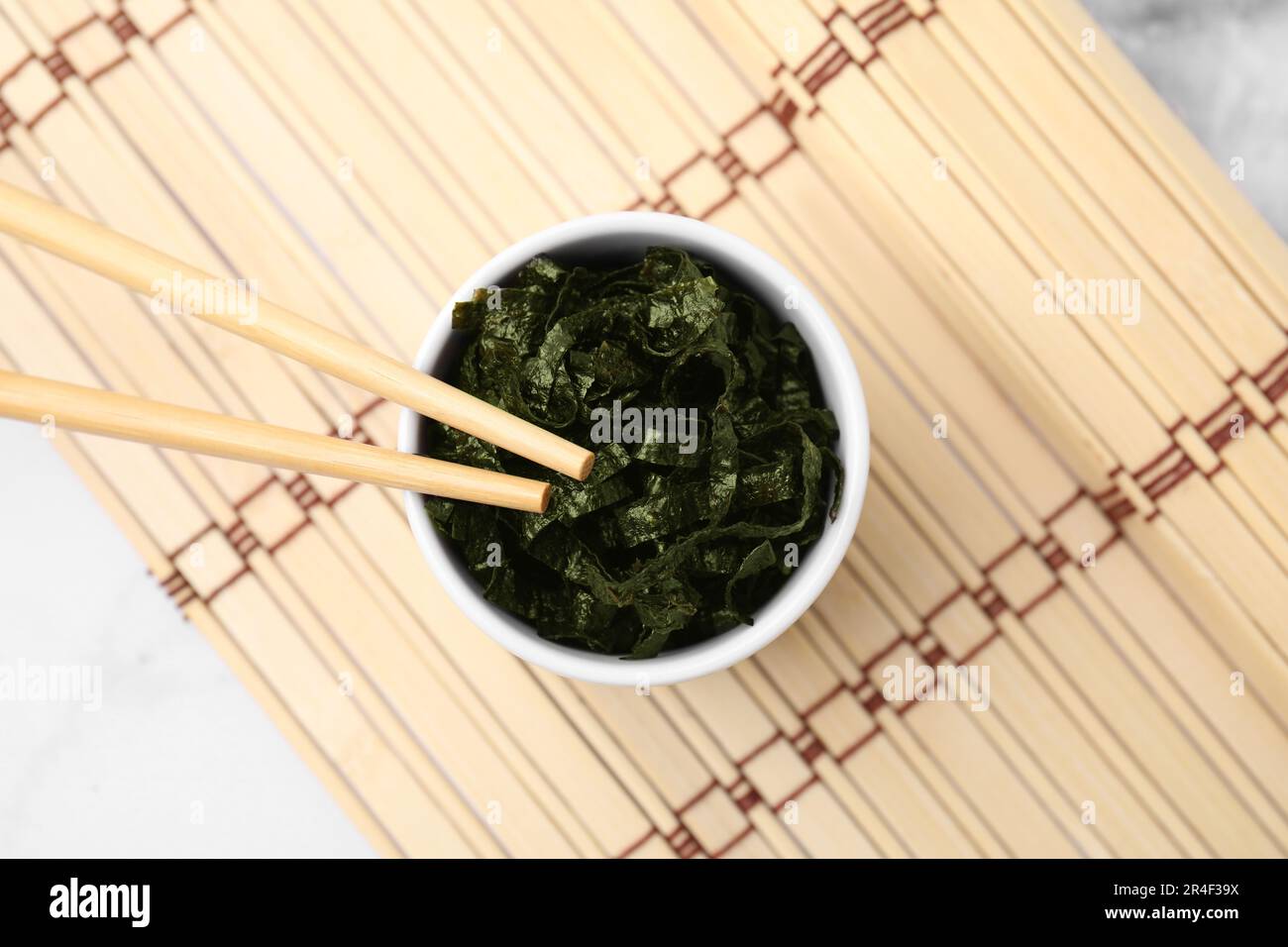 Bamboo mat nori sheets hi-res stock photography and images - Alamy