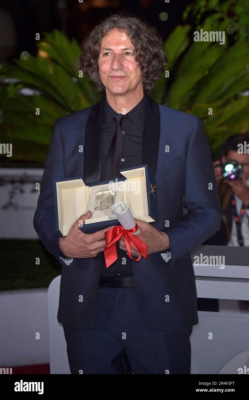 Cannes, France. 27th May, 2023. Jonathan Glazer poses with The Grand ...