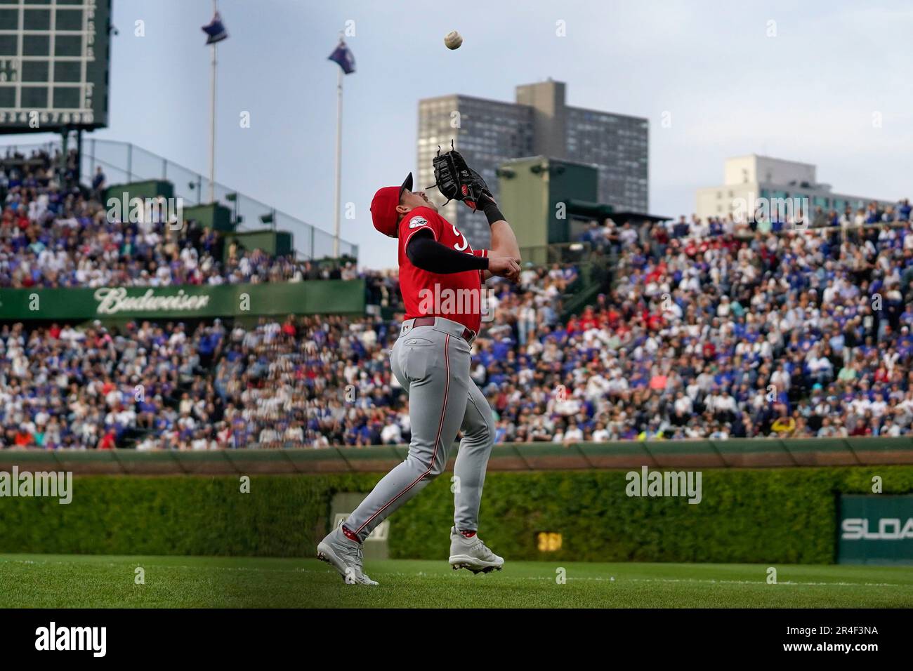Cincinnati Reds first baseman Spencer Steer catches a popout during the ...