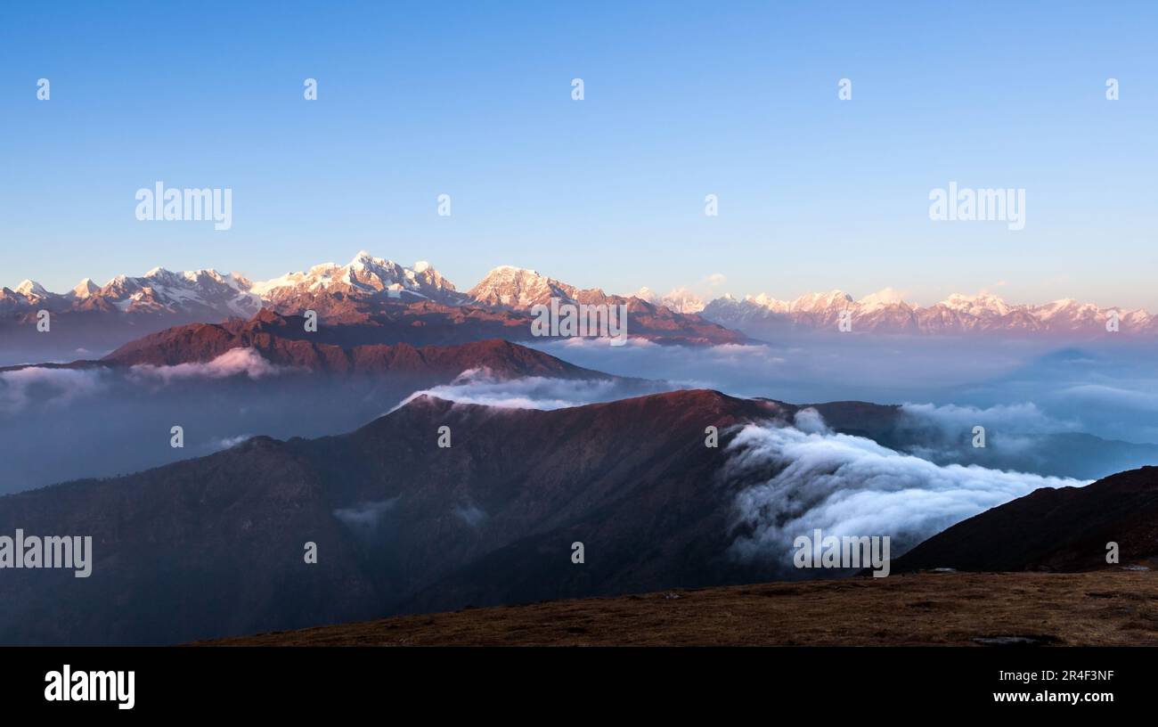 Himalayan range hi-res stock photography and images - Alamy
