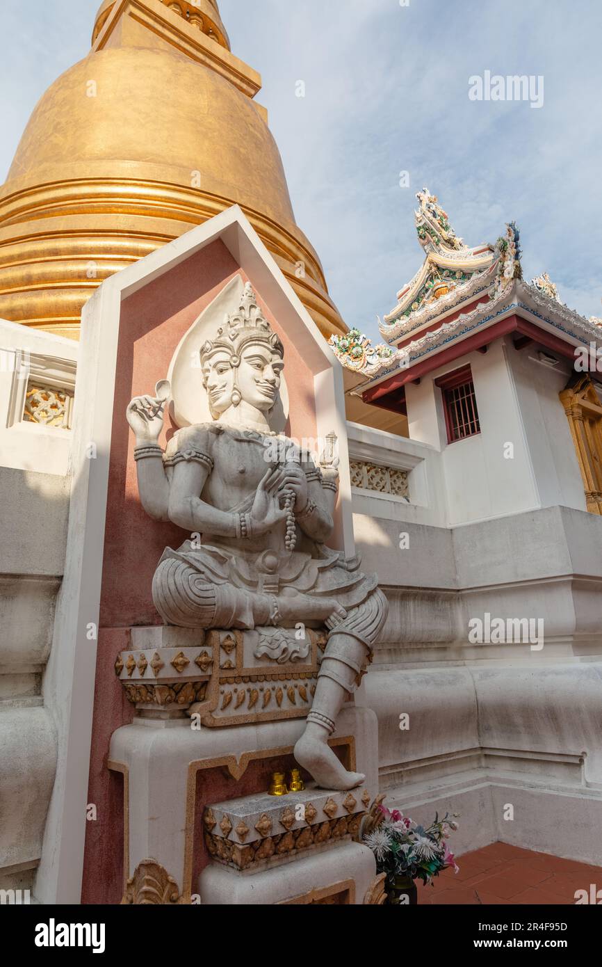 Golden chedi (stupa) of Wat Bowonniwetwiharn Ratchaworawiharn (Wat ...