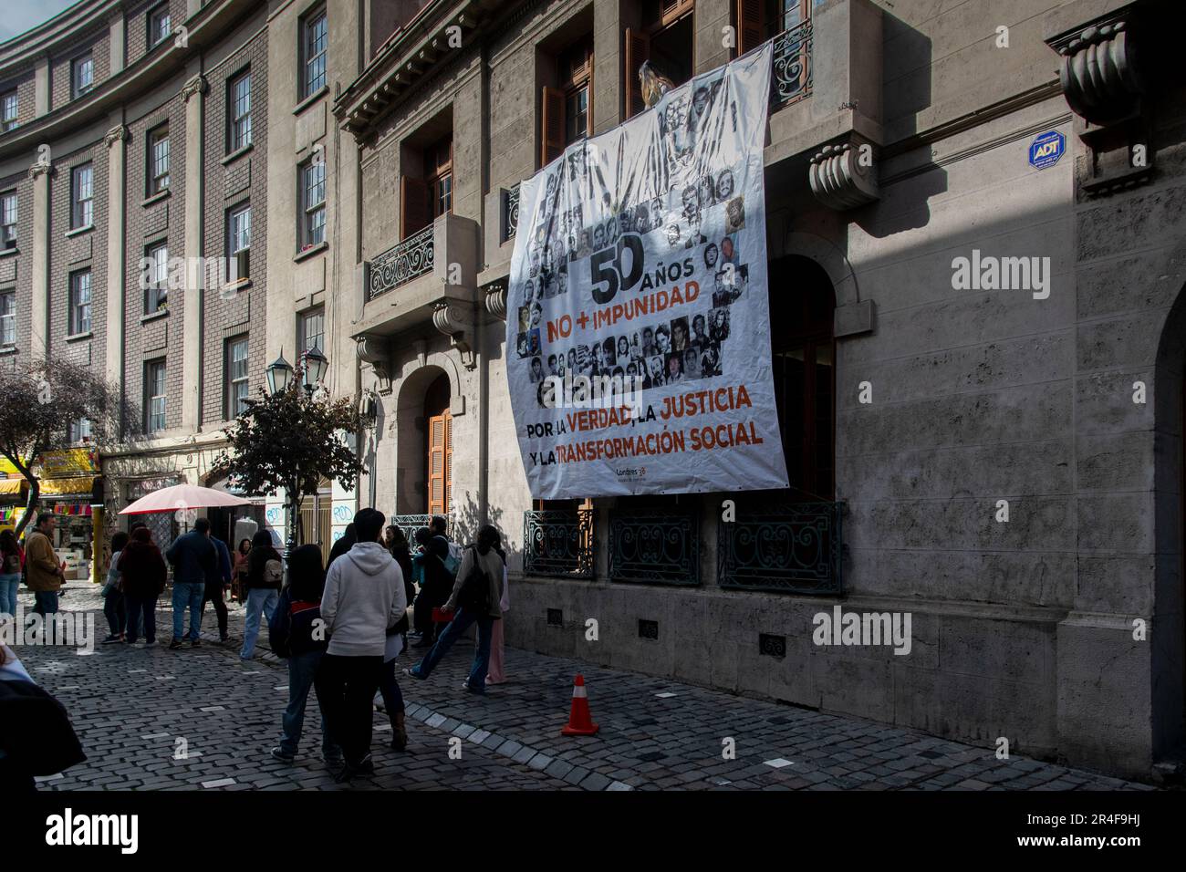 People visiting Londres 38 memorial house during the Heritage Day in ...