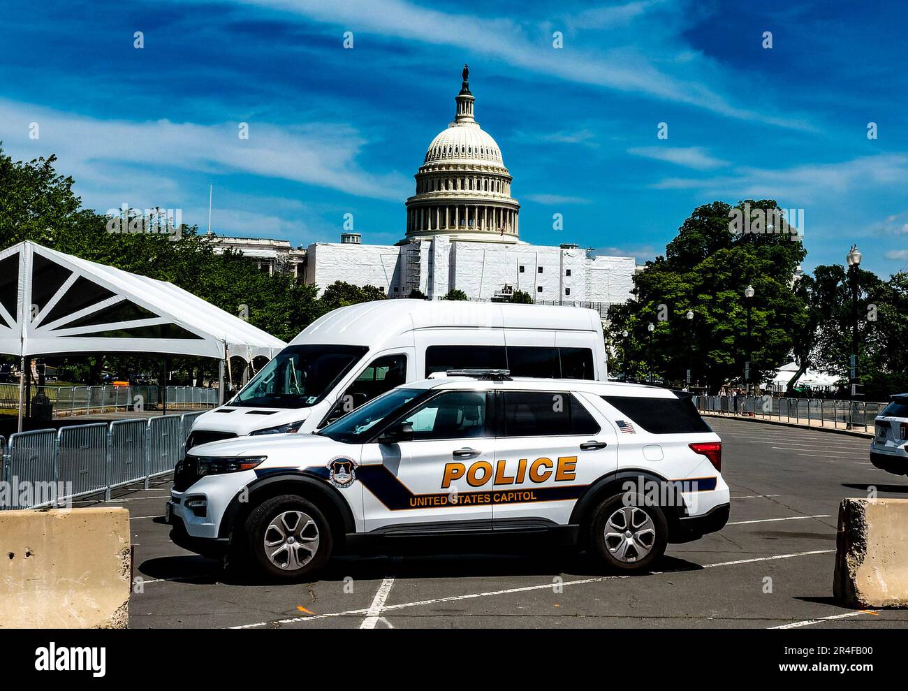 United States Capitol Policecar in front of the US Capitol building ...