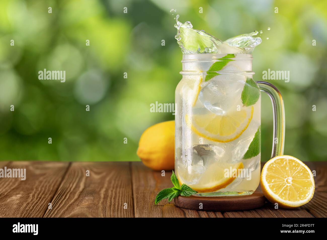 glass mason jar of lemonade with splash Stock Photo - Alamy