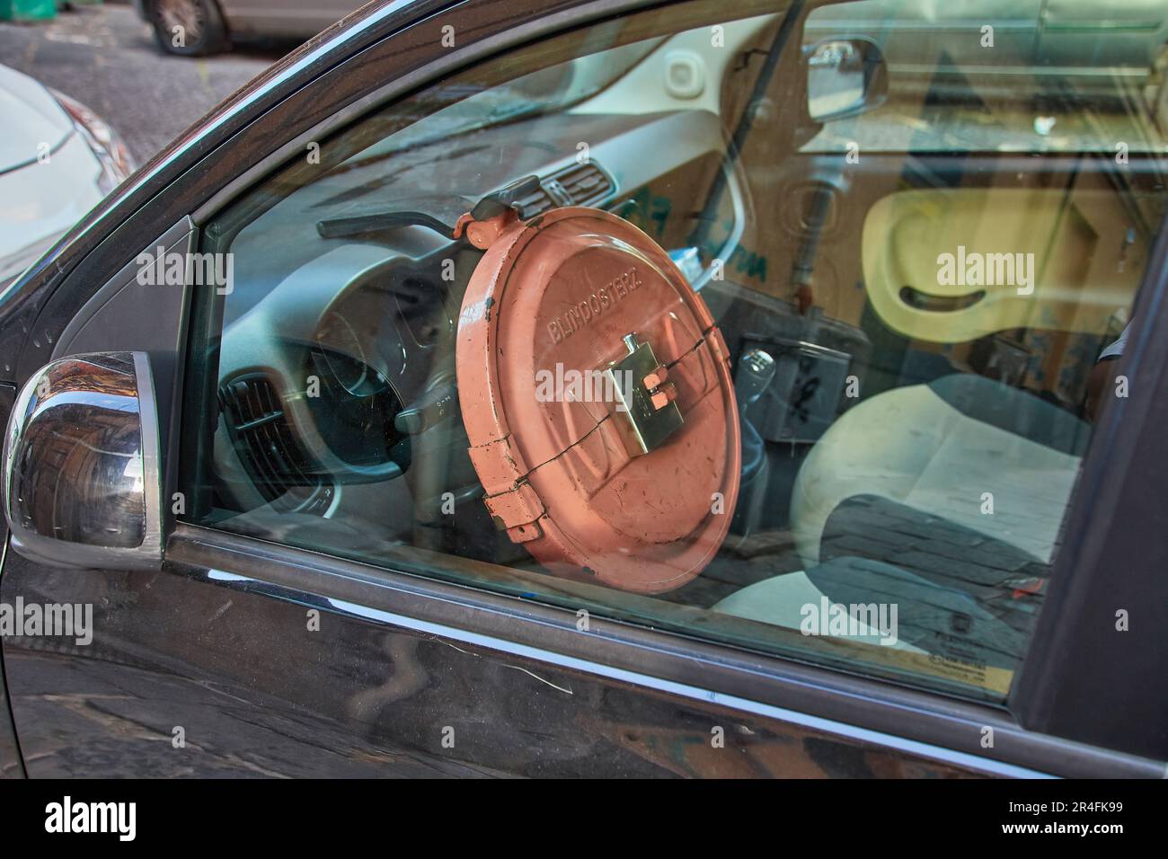 Alternative anti-theft lock. Driving steering wheel lock with a large ...