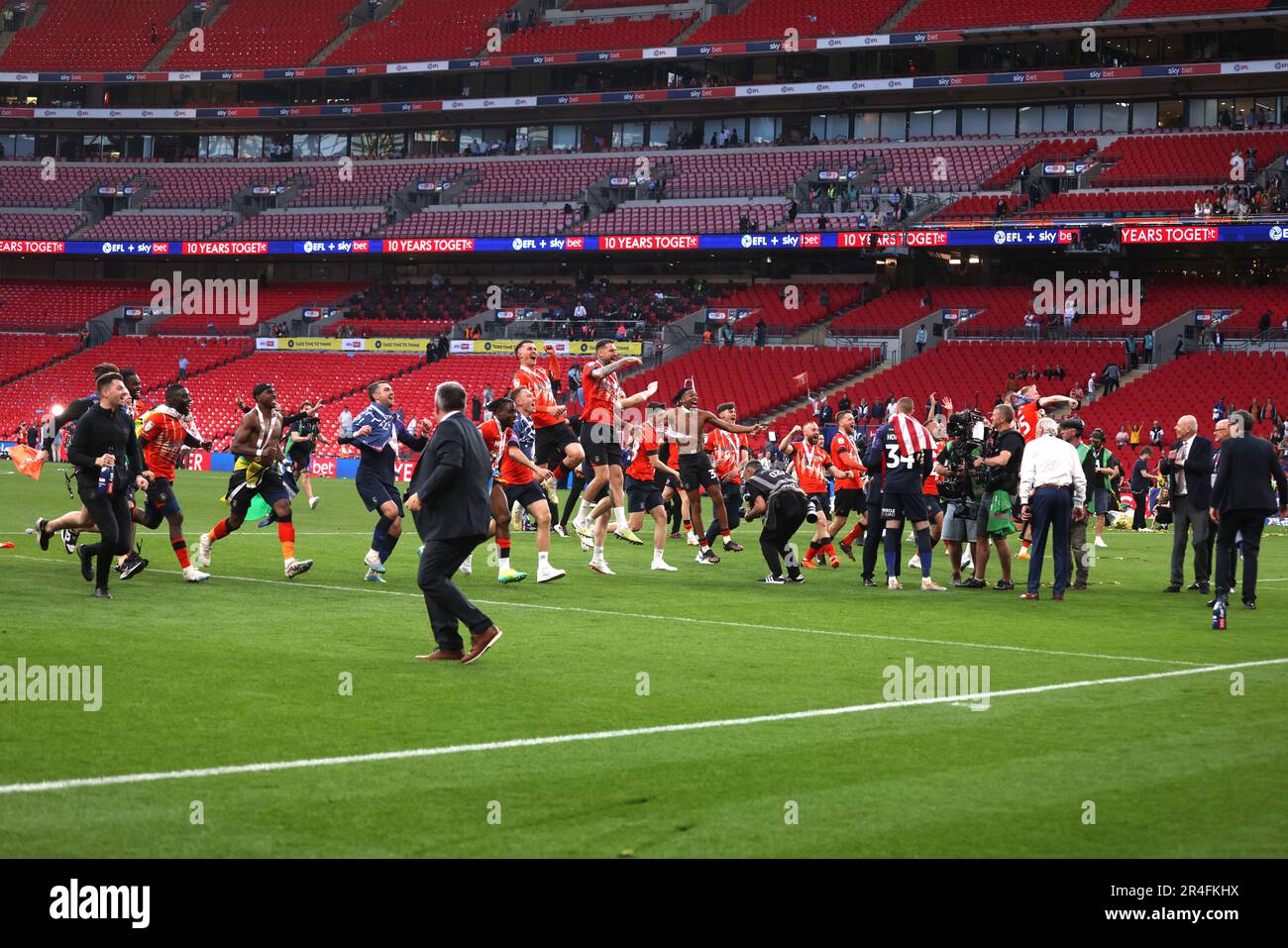London, UK. 27th May, 2023. Luton players celebrate at the EFL ...