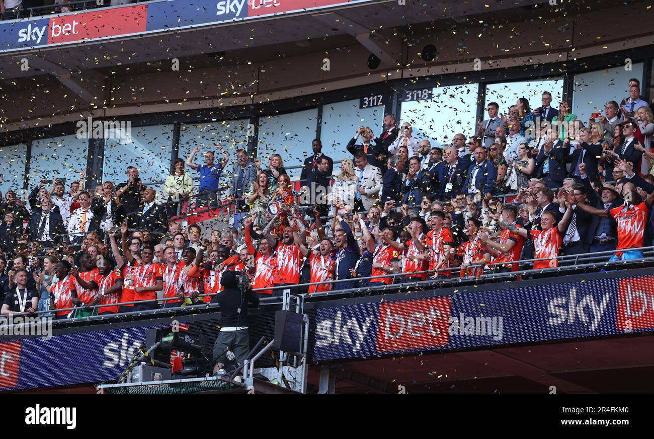 Efl championship trophy hi-res stock photography and images - Alamy