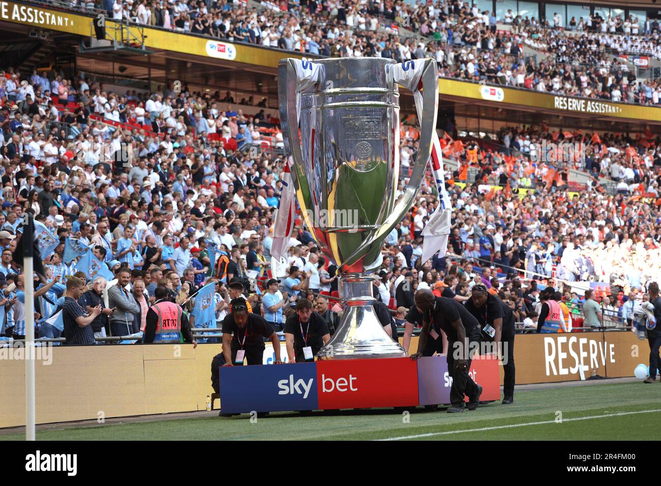 Efl championship trophy hi-res stock photography and images - Alamy