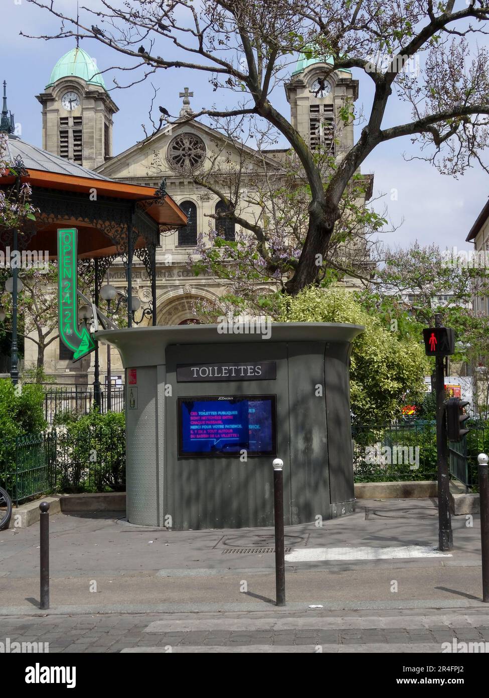 Spring in Paris, France, Europe. Street scenes from a sightseeing ...