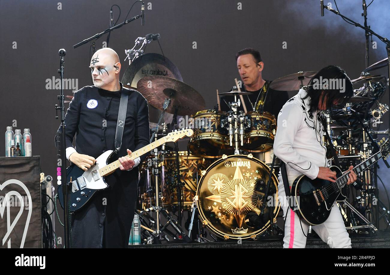 Billy Corgan, James Iha, Jimmy Chamberlain - Smashing Pumpkins perform ...