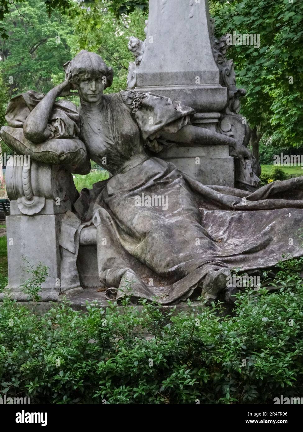 Statue of Guy de Maupassant, Parc Monceau, Paris Stock Photo - Alamy
