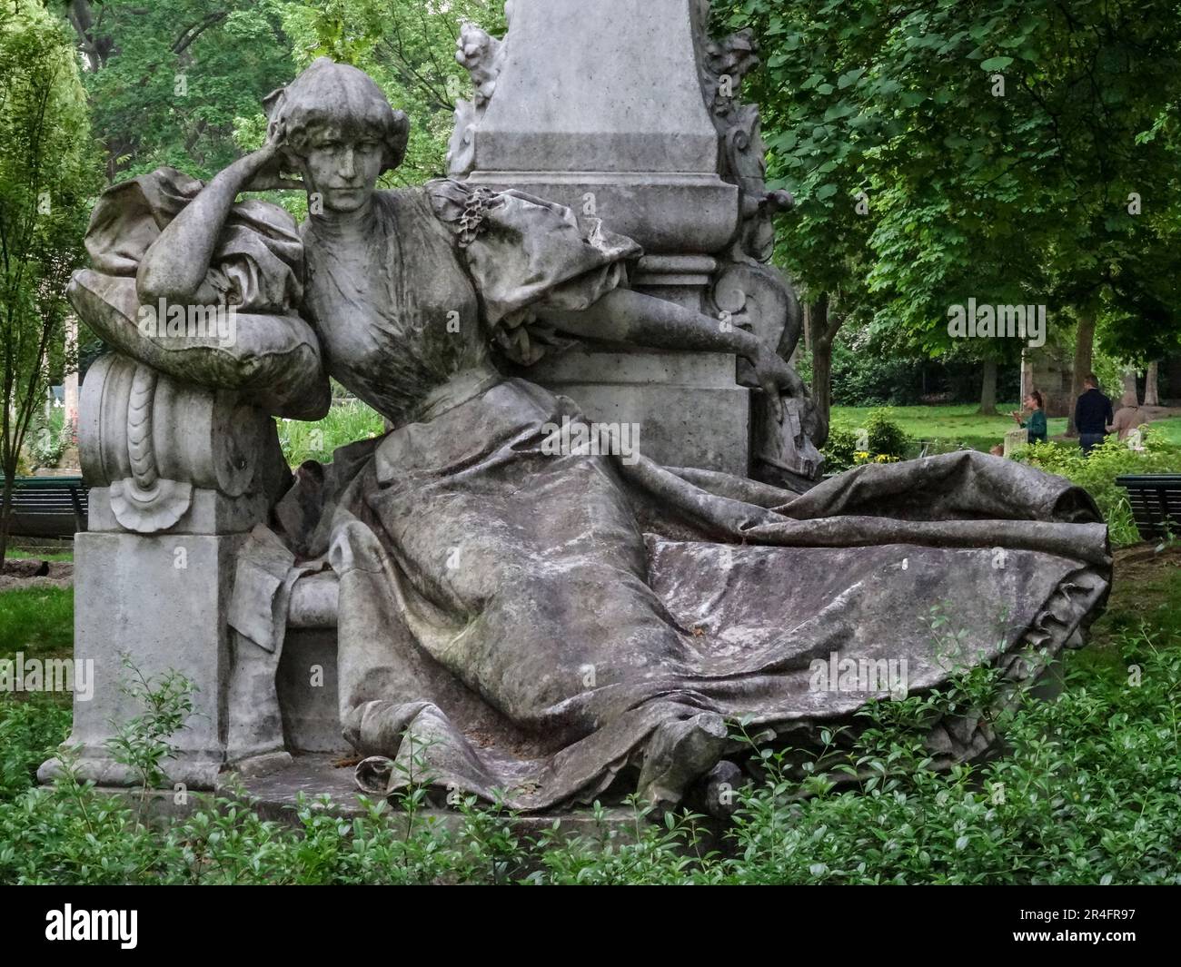 Statue of Guy de Maupassant, Parc Monceau, Paris Stock Photo - Alamy