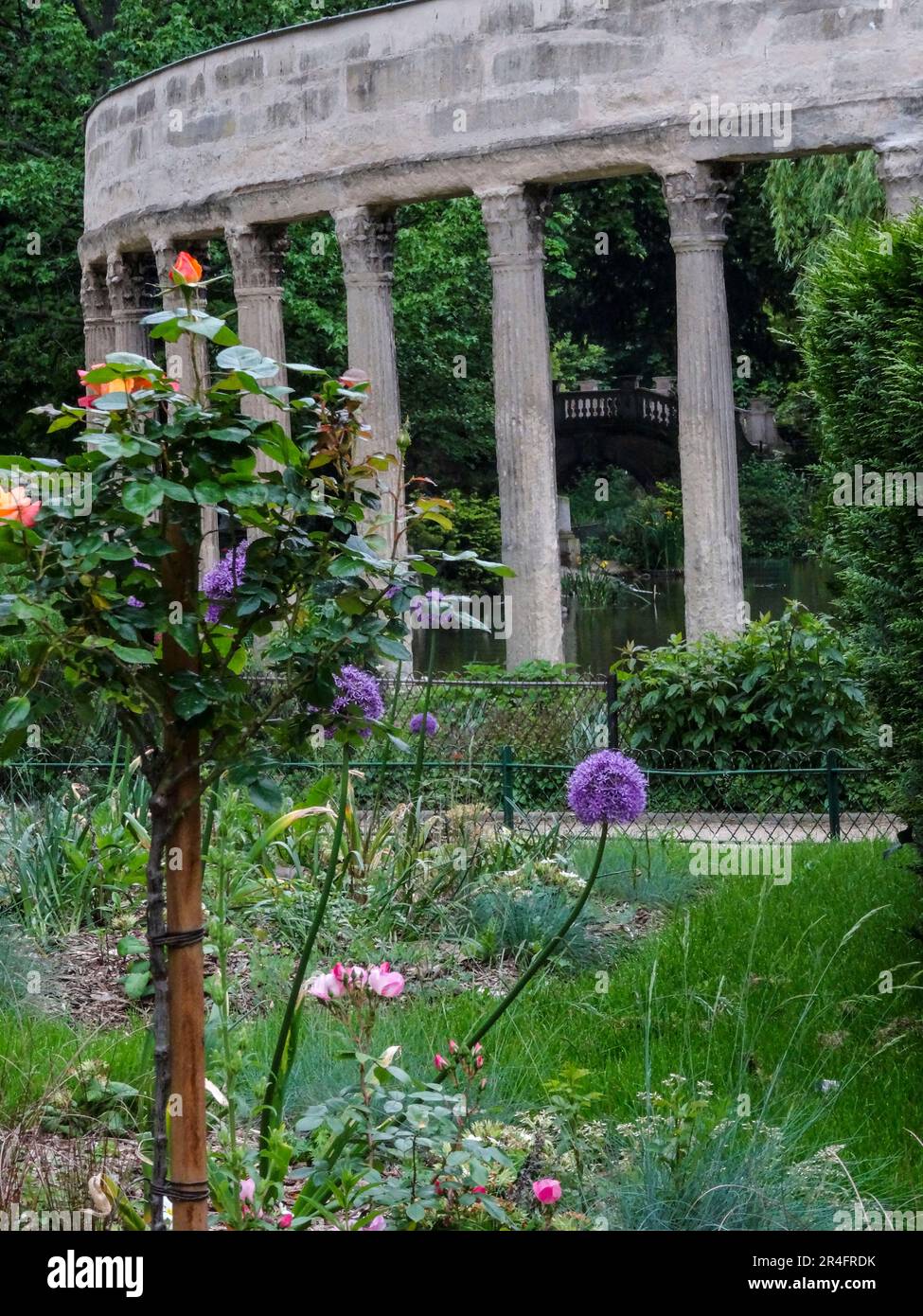 Architectural classical Corinthian pillars in the beautiful Parc ...