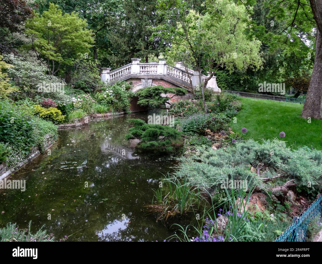 Intimate high resolution urban landscape portrait of romantic bridge ...