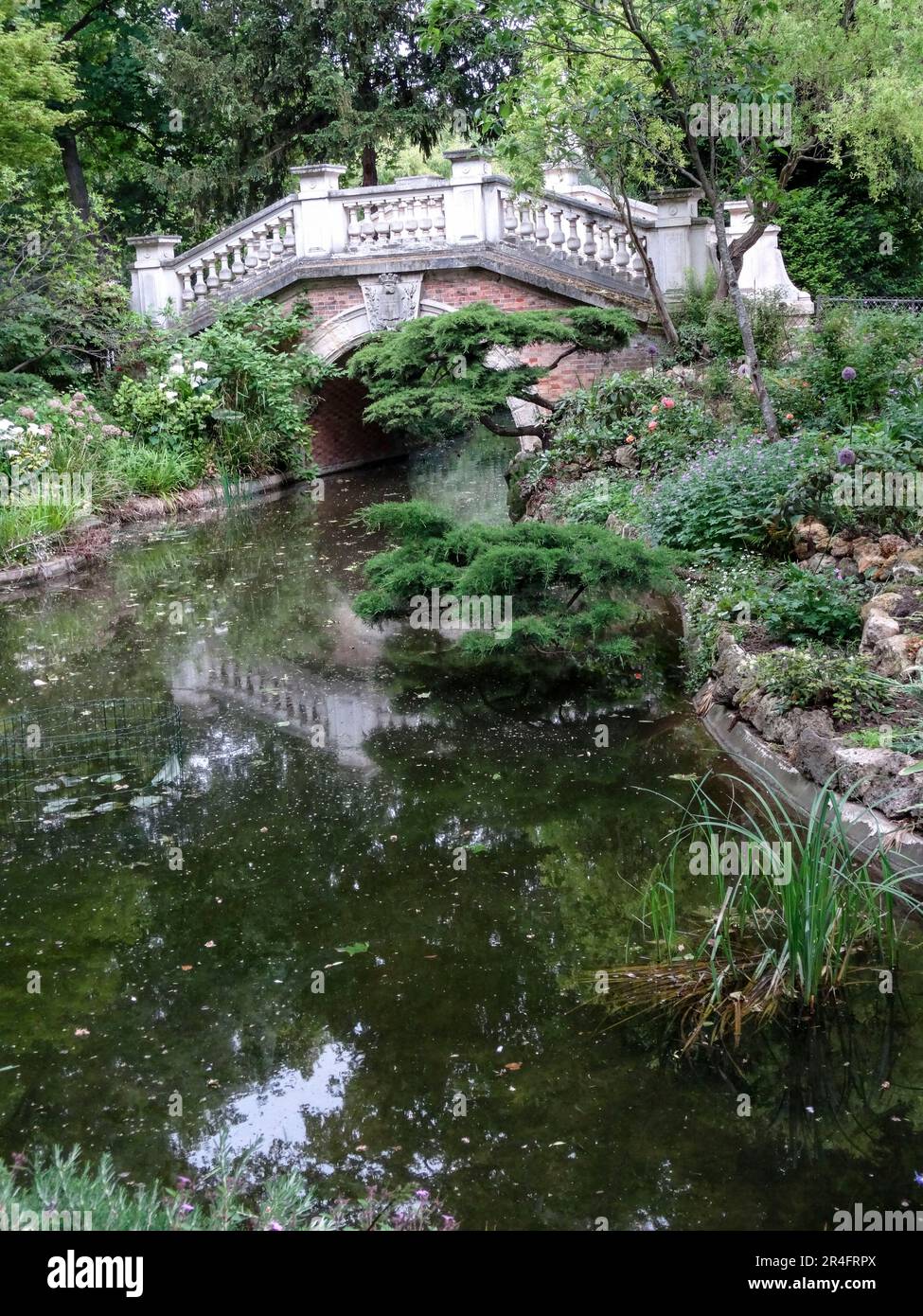 Intimate high resolution urban landscape portrait of romantic bridge ...