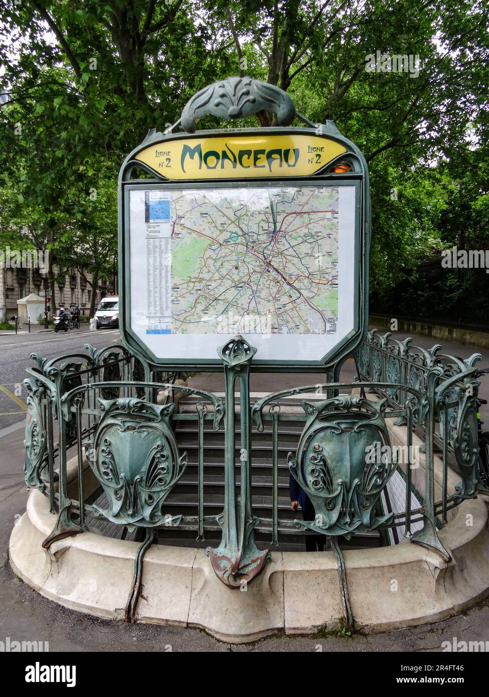 Spring in Paris, France, Europe. Street scenes from a sightseeing ...