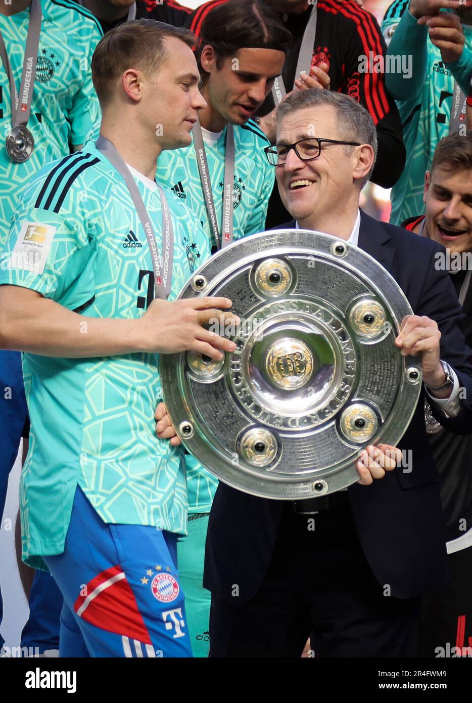 Jan Christian Dreesen FC Bayern MŸnchen mit Manuel Neuer of Bayern ...