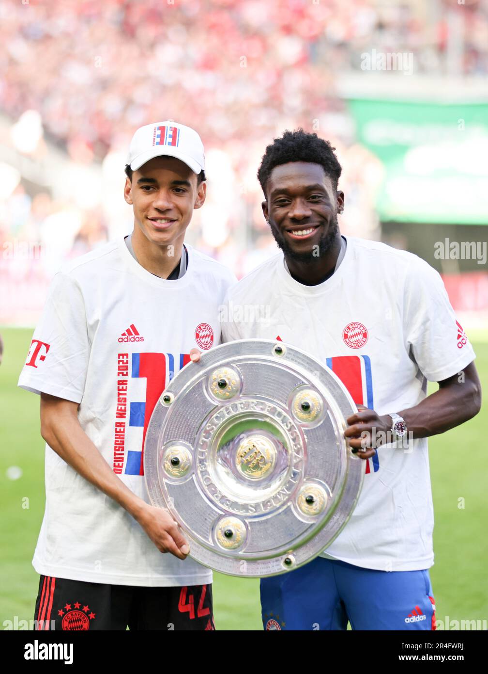 Jamal Musiala of Bayern Muenchen Alphonso Davies of Bayern Muenchen mit ...
