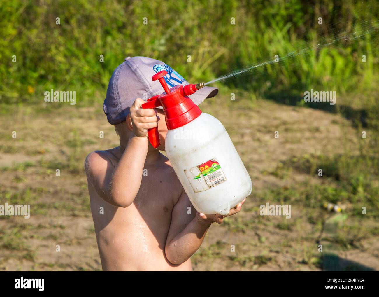 Children playing Water battle, water game battle Stock Photo - Alamy