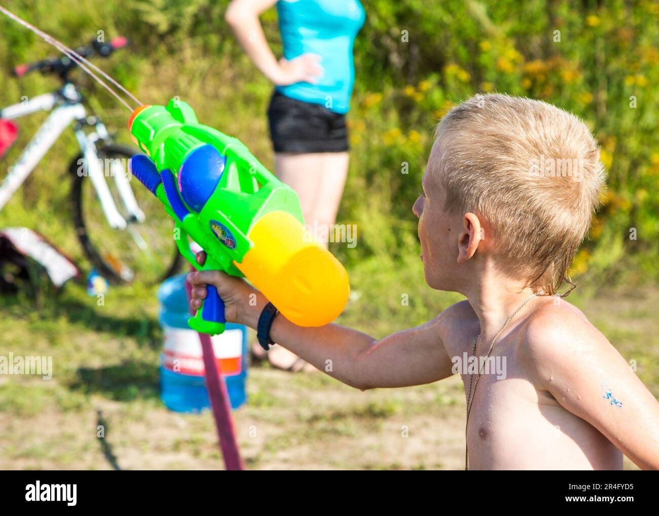 Children playing Water battle, water game battle Stock Photo - Alamy