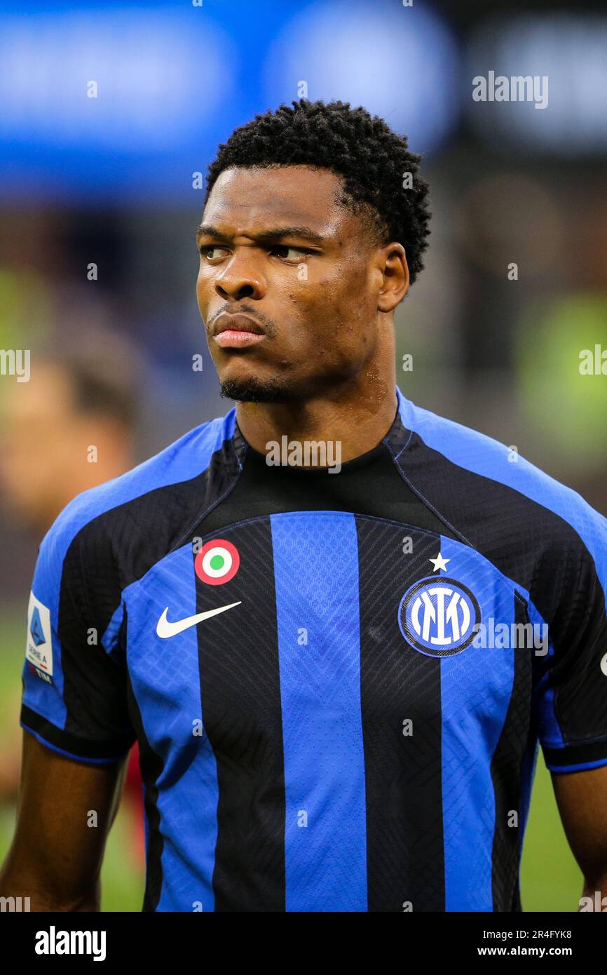 Denzel dumfries of inter hi-res stock photography and images - Alamy