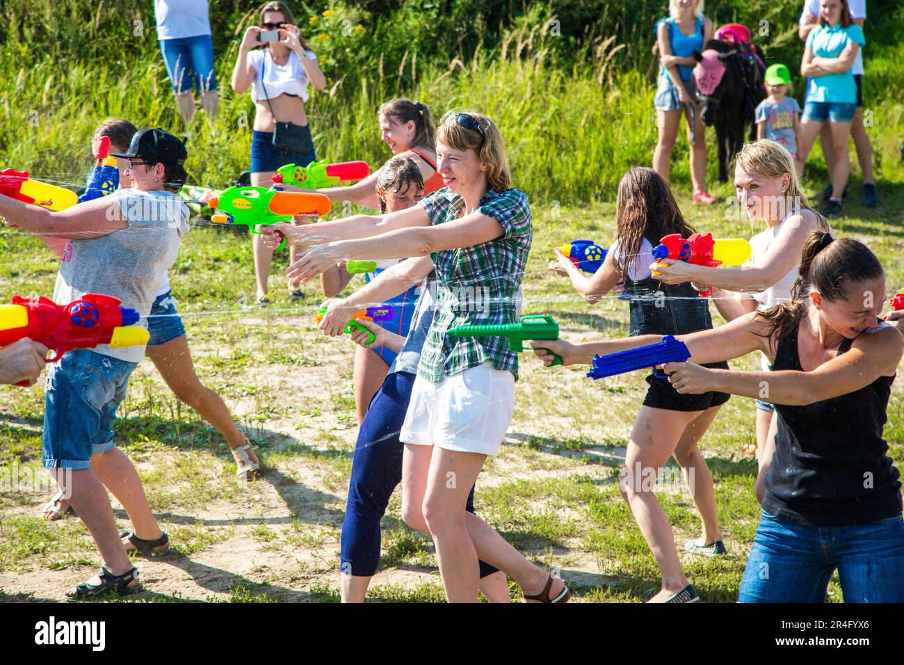 Children playing Water battle, water game battle Stock Photo - Alamy