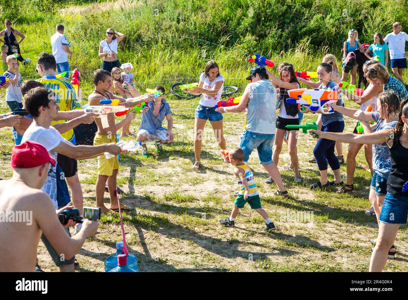 Children playing Water battle, water game battle Stock Photo - Alamy