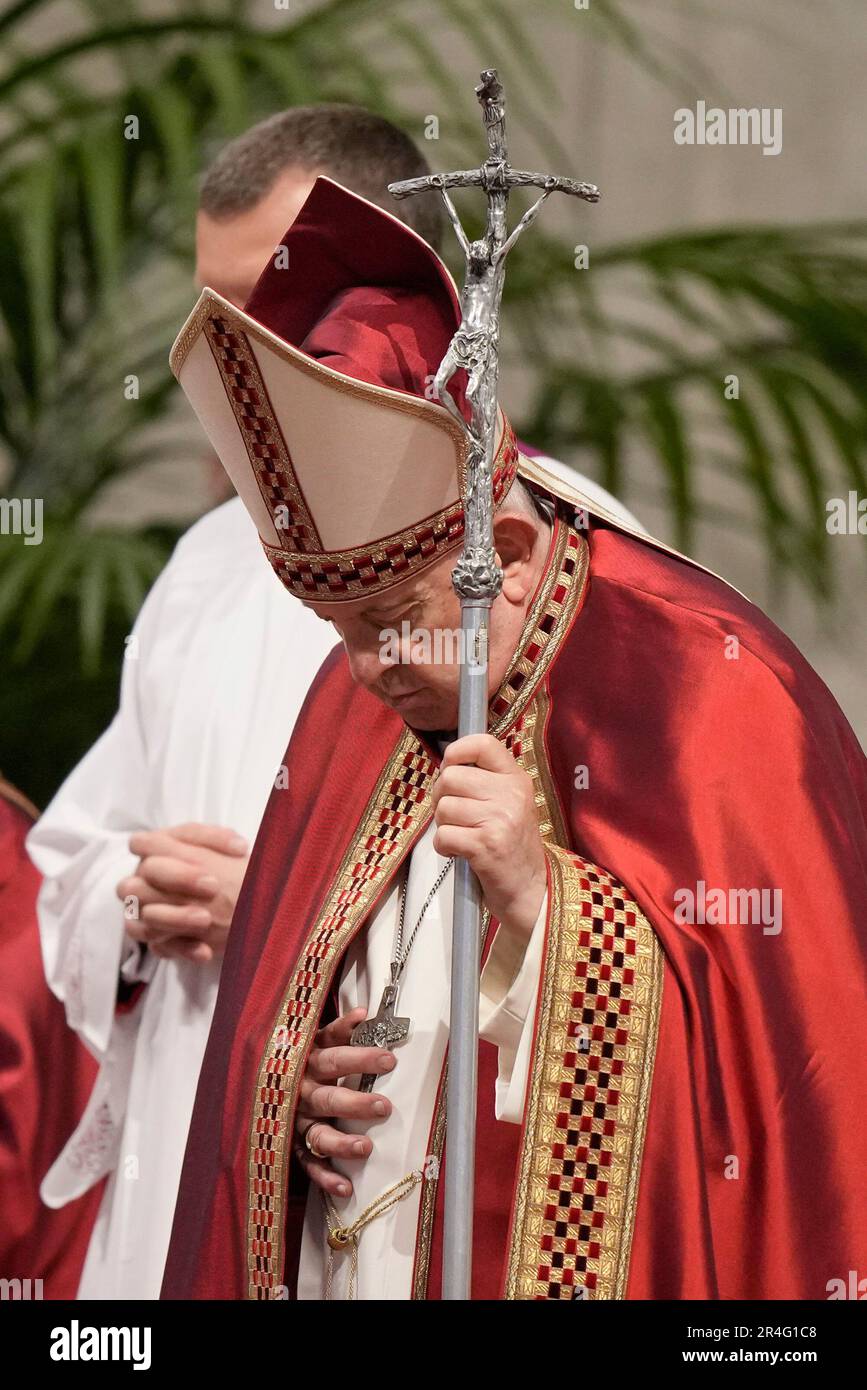 Pope Francis prays during a Pentecostal mass in St. Peter's Basilica at ...