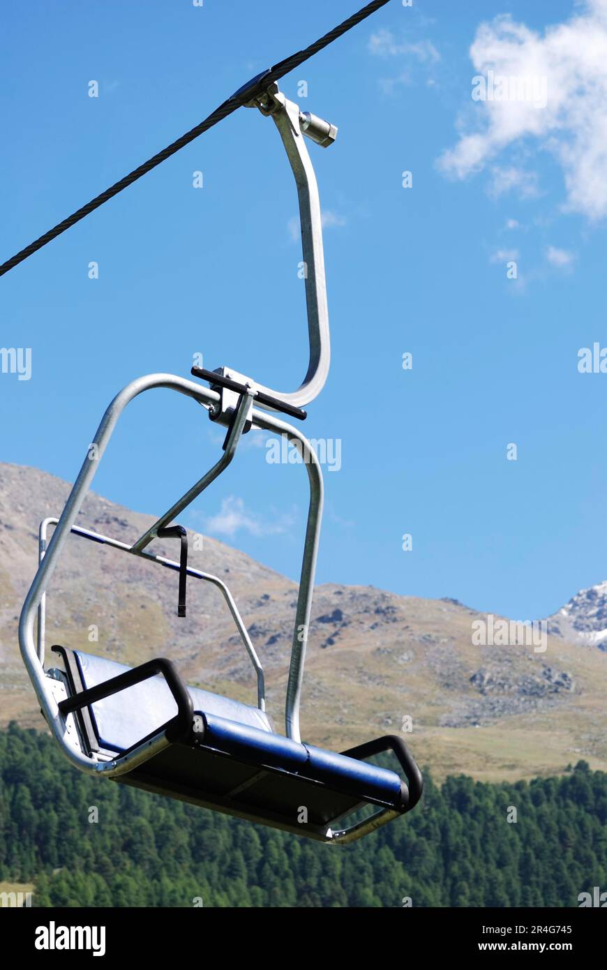 Chairlift system hi-res stock photography and images - Alamy