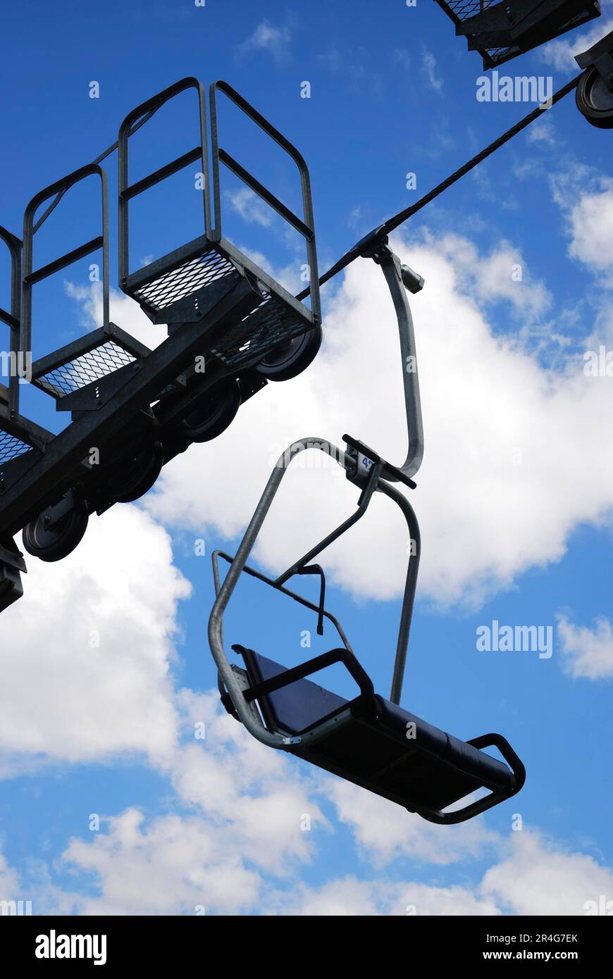 Chairlift system hi-res stock photography and images - Alamy