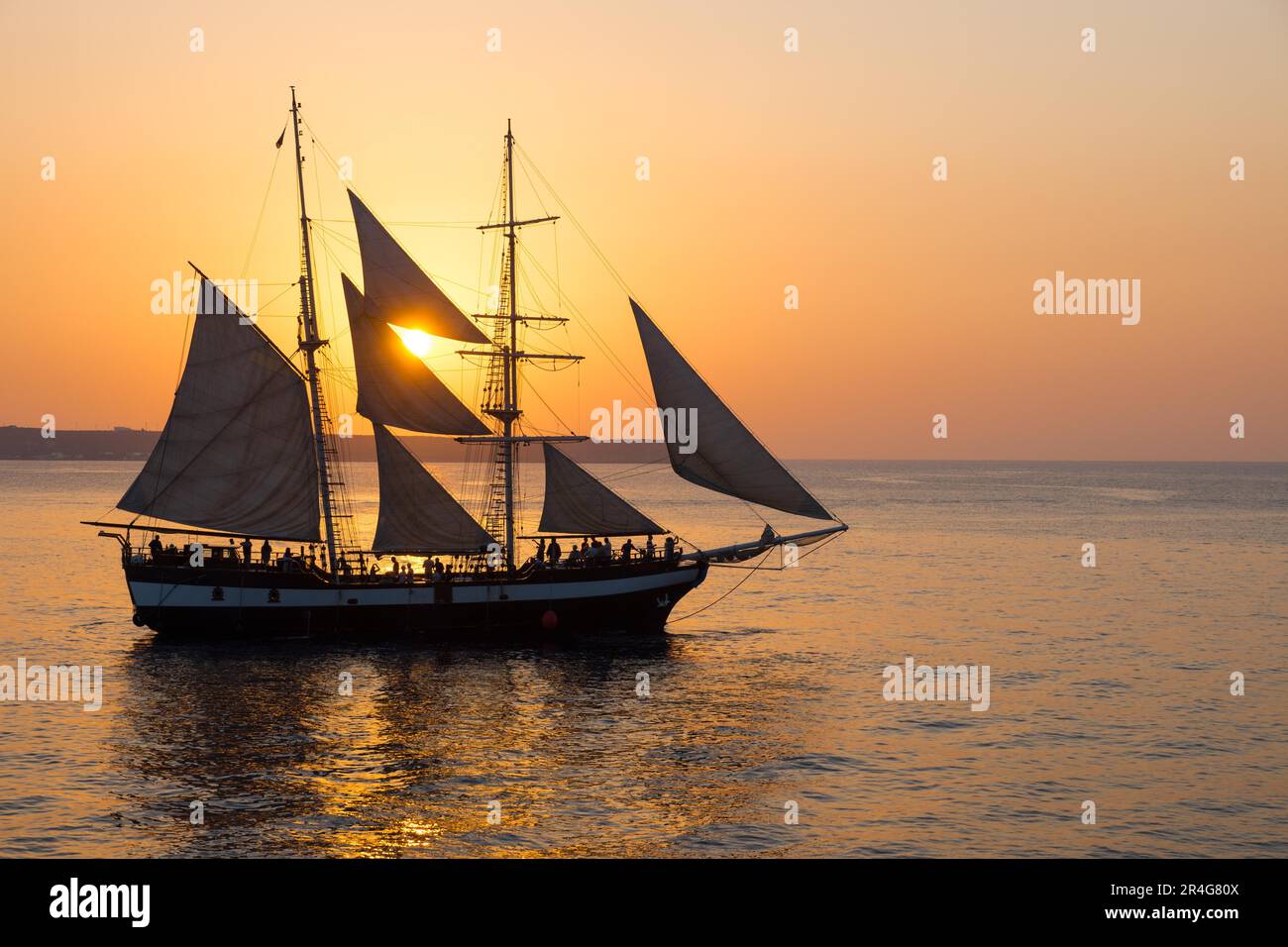 Pirate ship sailing sunset hi-res stock photography and images - Alamy