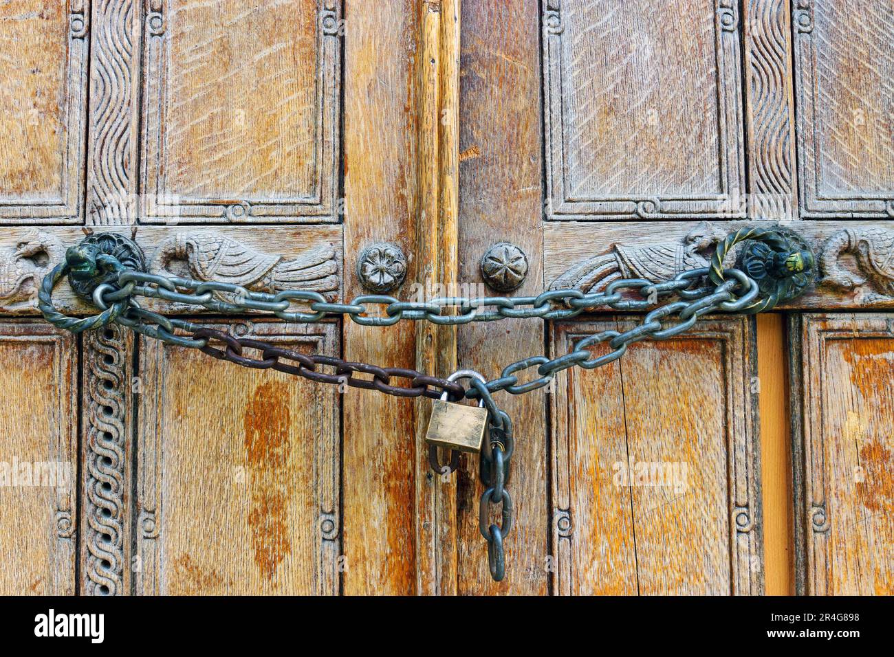 Locked door with chain and padlock Stock Photo - Alamy