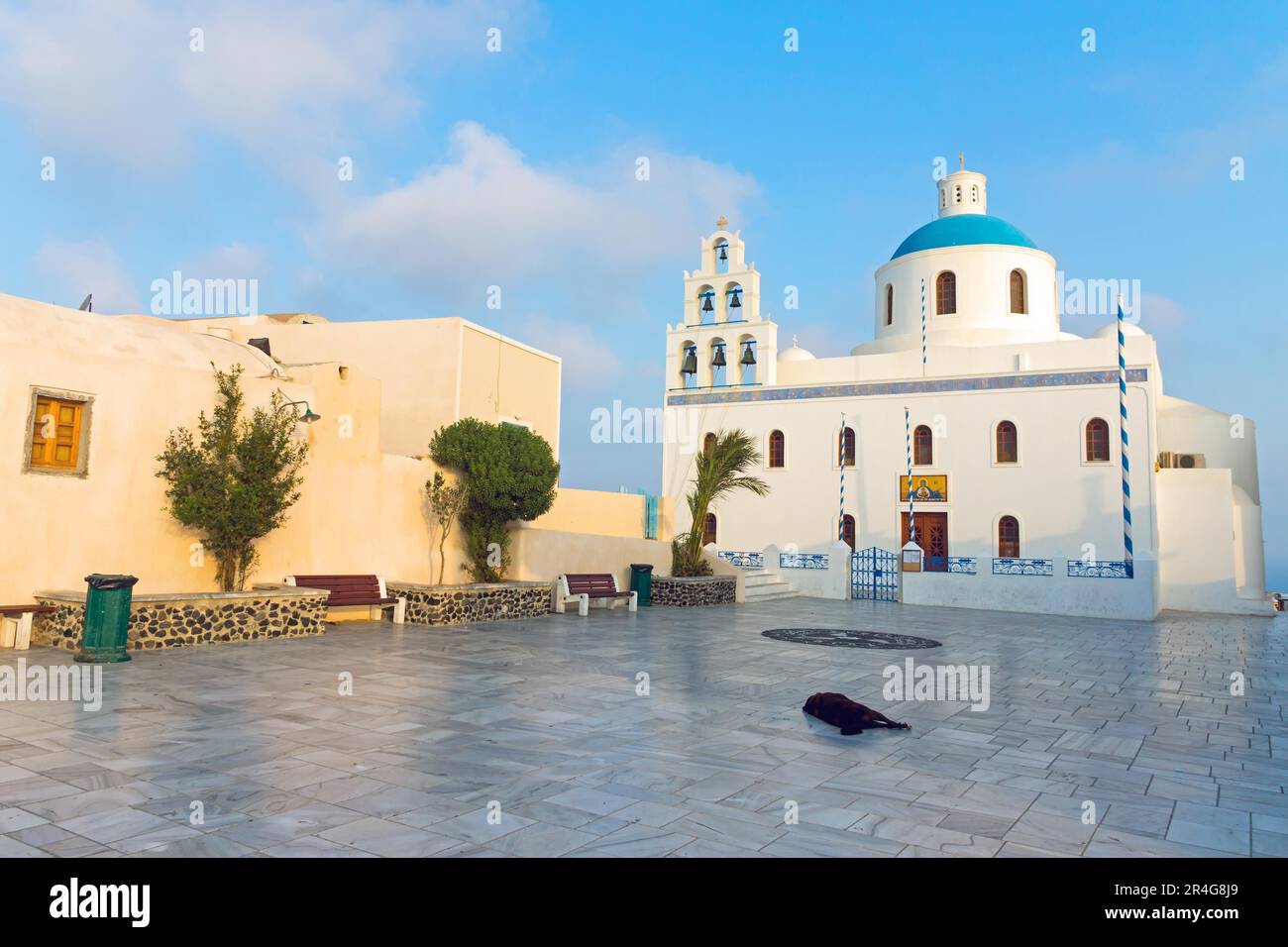 Church and village square in Oia on Santorini Stock Photo - Alamy